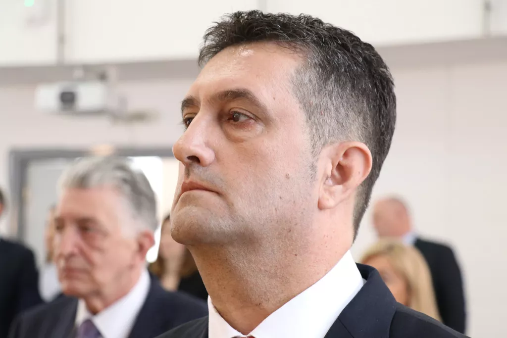 Zolj o novoj vlasti: Teatar, tragikomedija i Čevljanovići